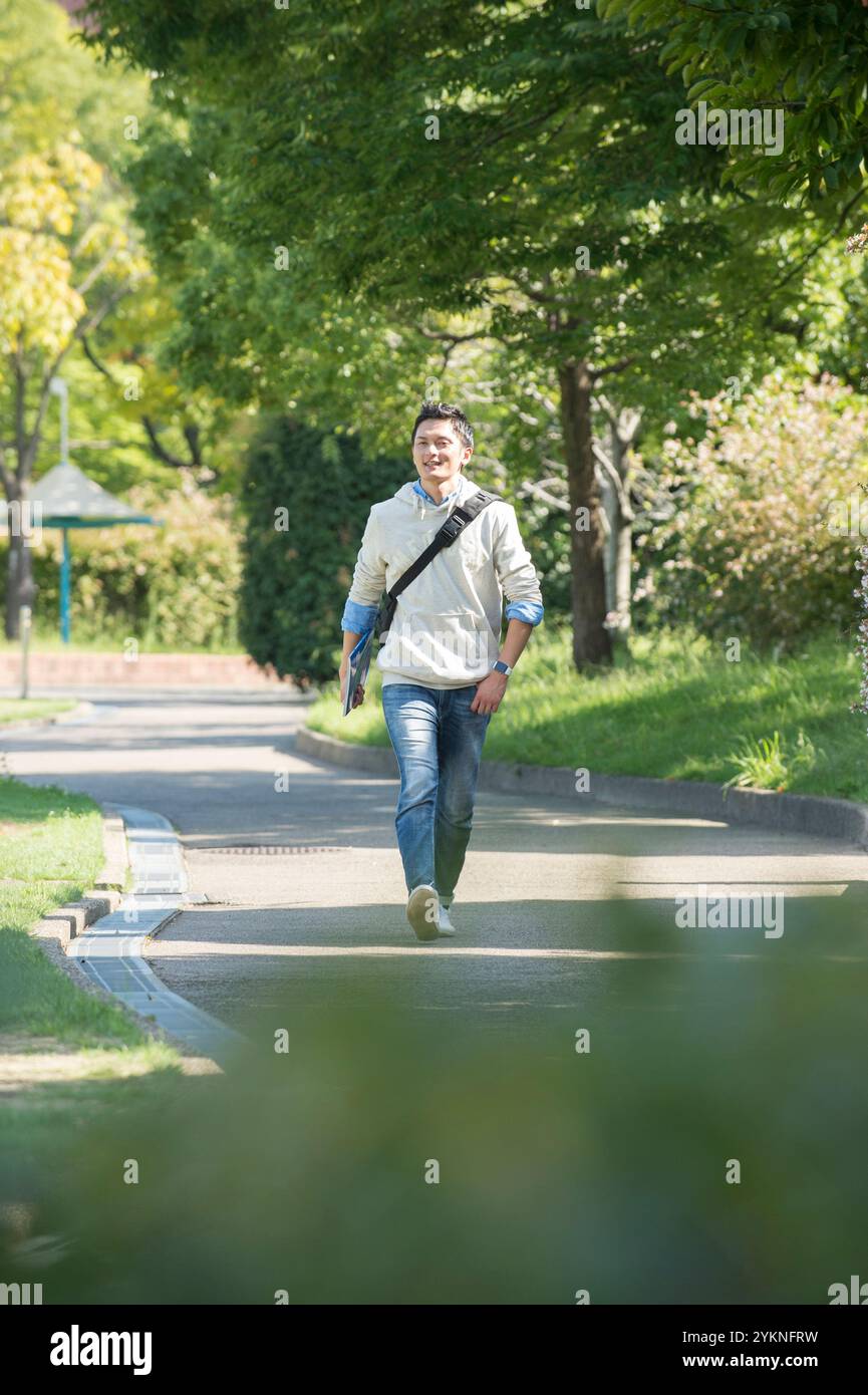 Students walk through campus hi-res stock photography and images - Alamy