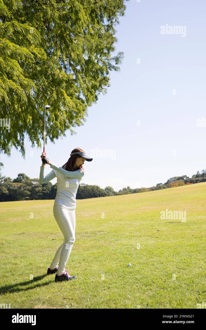 日本人 ゴルフ young woman playing golf japanese hi-res stock photography and images - Alamy