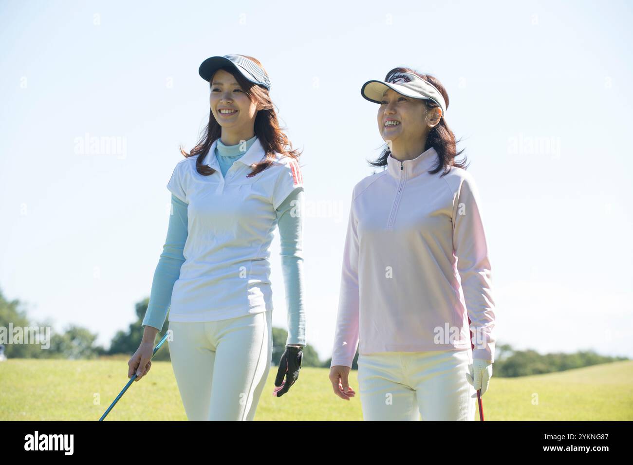 Mother and daughter playing golf Stock Photo - Alamy