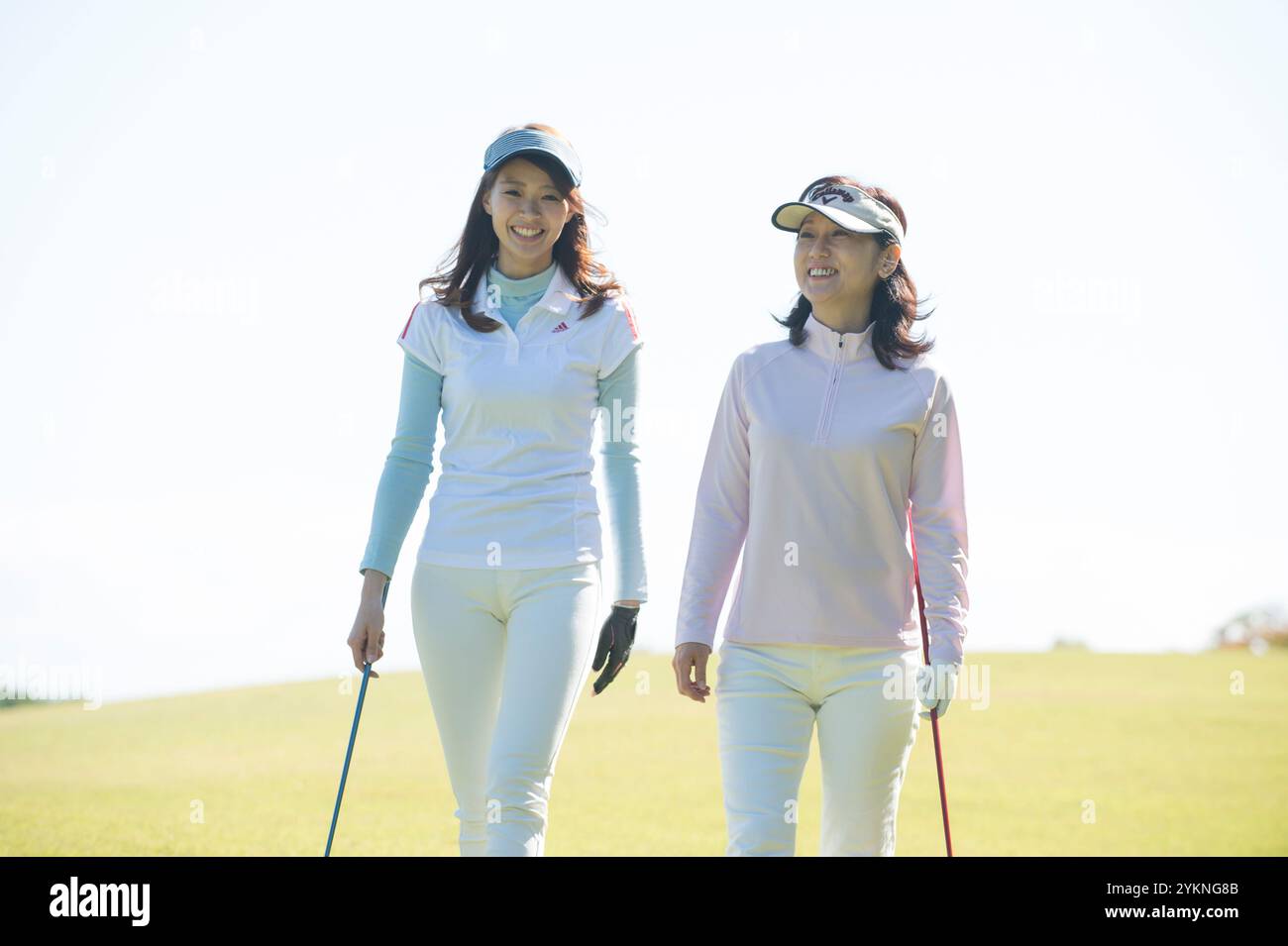 Mother and daughter playing golf Stock Photo - Alamy