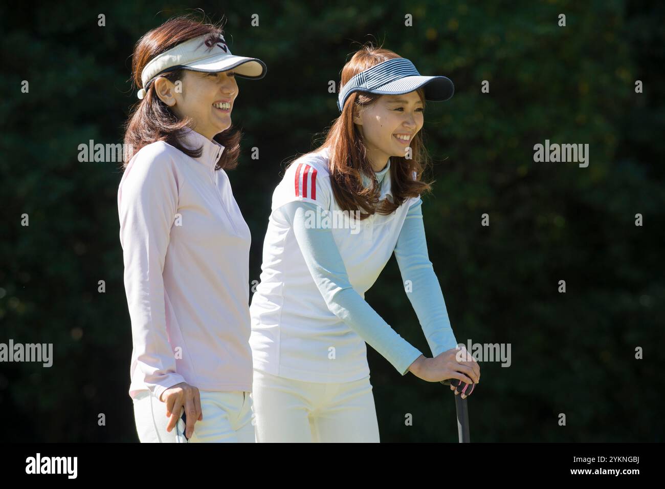 Mother and daughter playing golf Stock Photo - Alamy