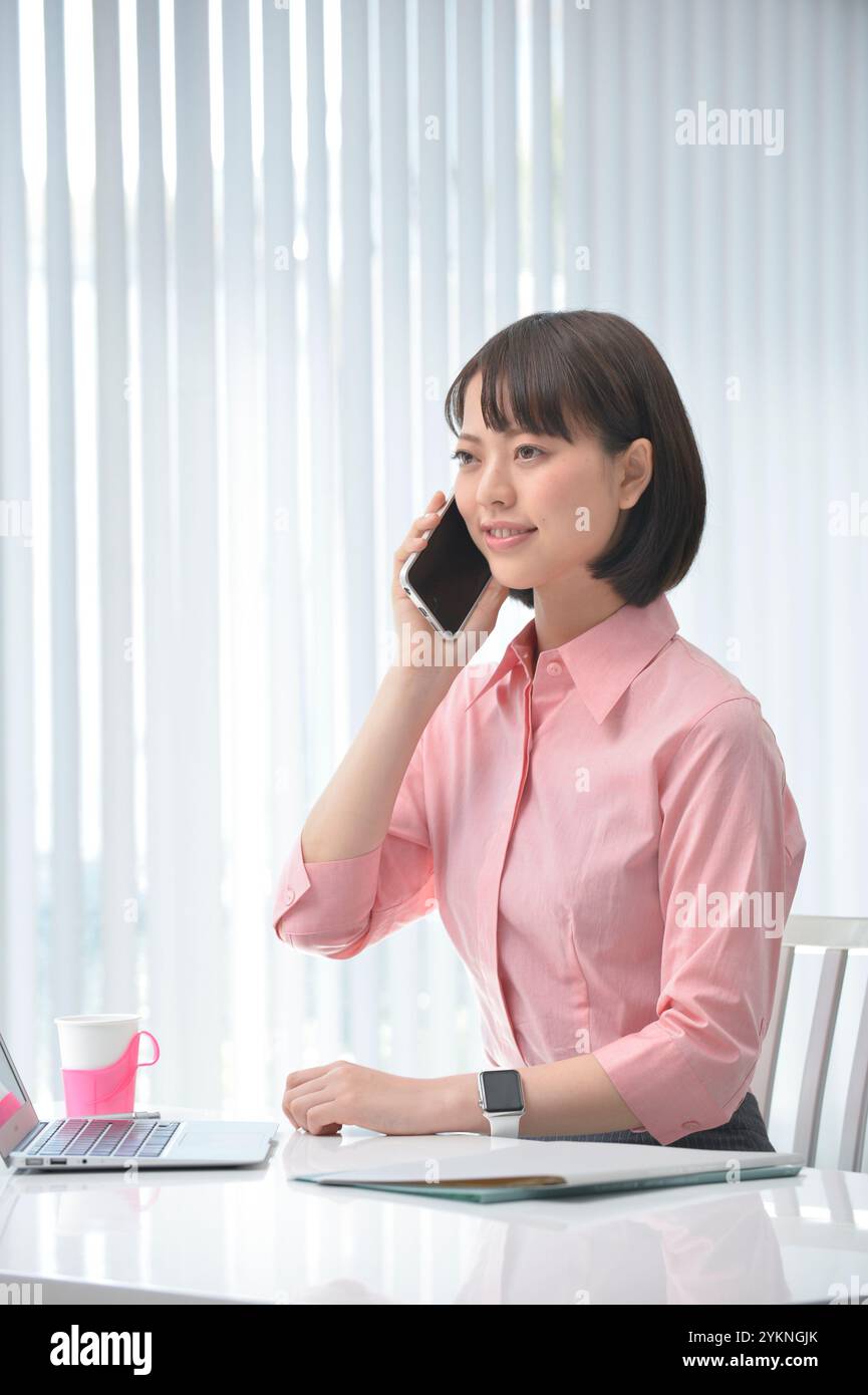 Japanese businesswoman making call hi-res stock photography and images ...