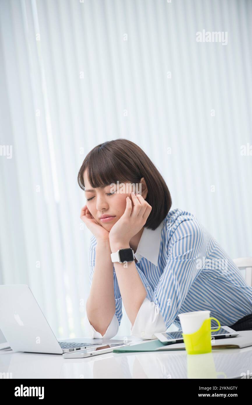 Office worker at desk sleeping with cheekbones Stock Photo - Alamy