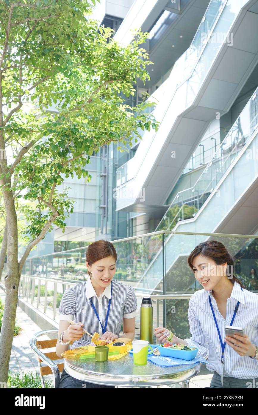 Business woman eating meal hi-res stock photography and images - Alamy