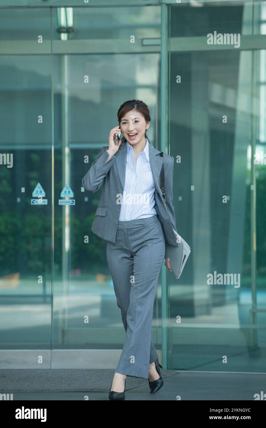 Office worker walking hi-res stock photography and images - Alamy