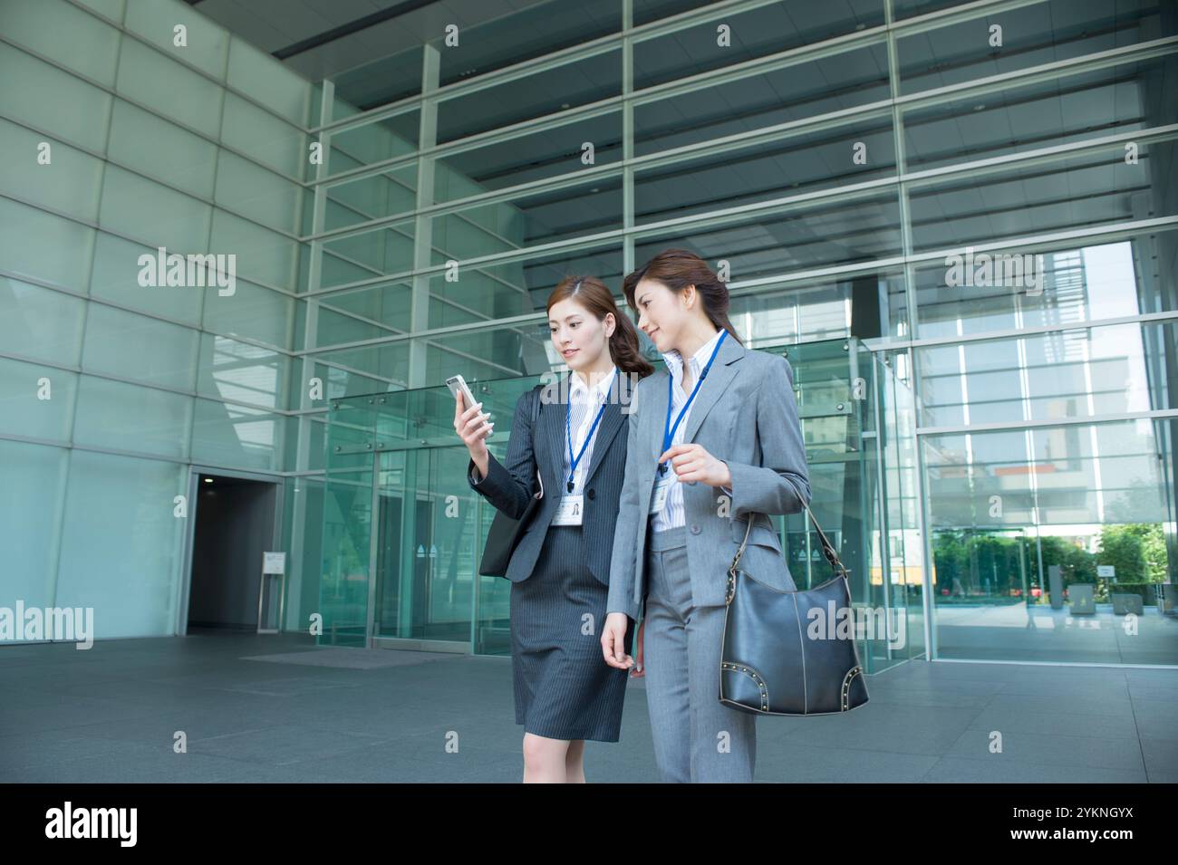 Business people looking building hi-res stock photography and images ...