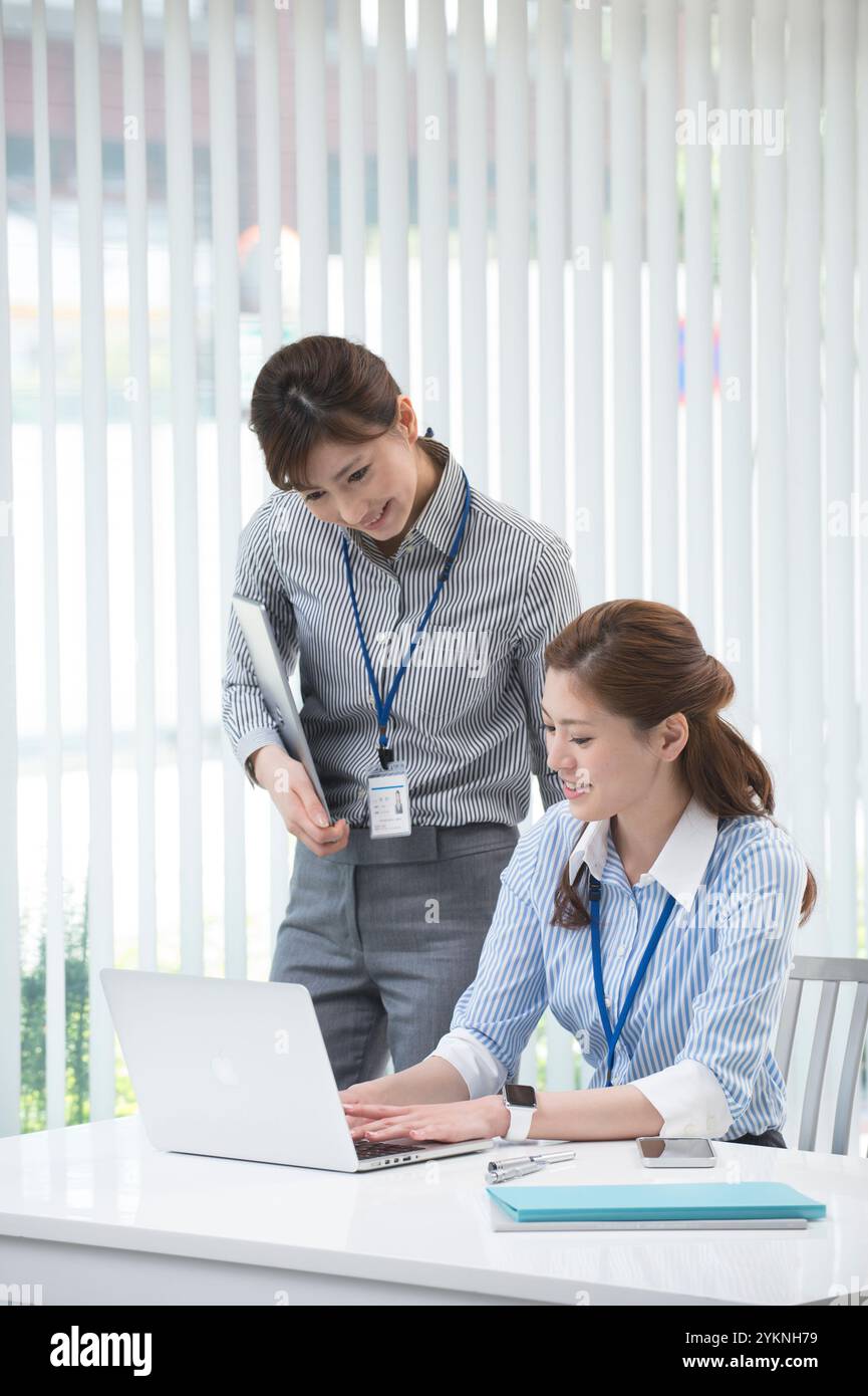 Two office workers desks hi-res stock photography and images - Alamy