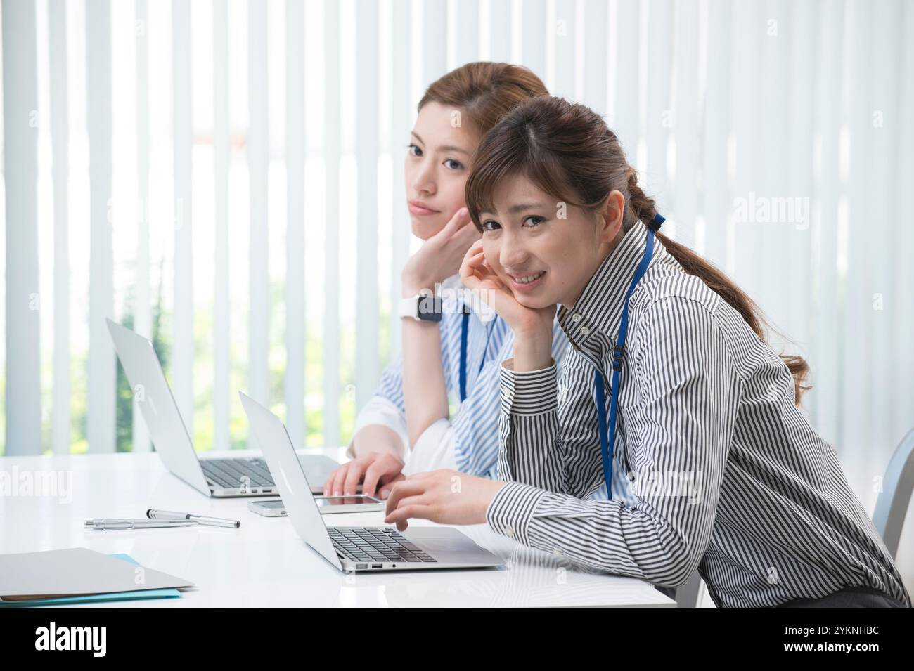 Desk hands two people in hi-res stock photography and images - Alamy