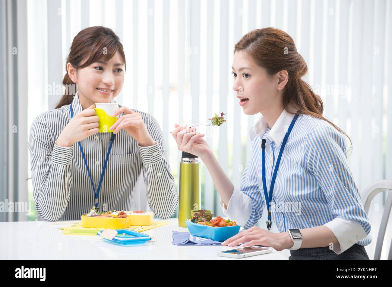 Office workers eating lunch hi-res stock photography and images - Alamy