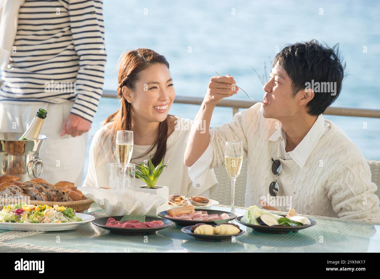Beach dining couple hi-res stock photography and images - Alamy