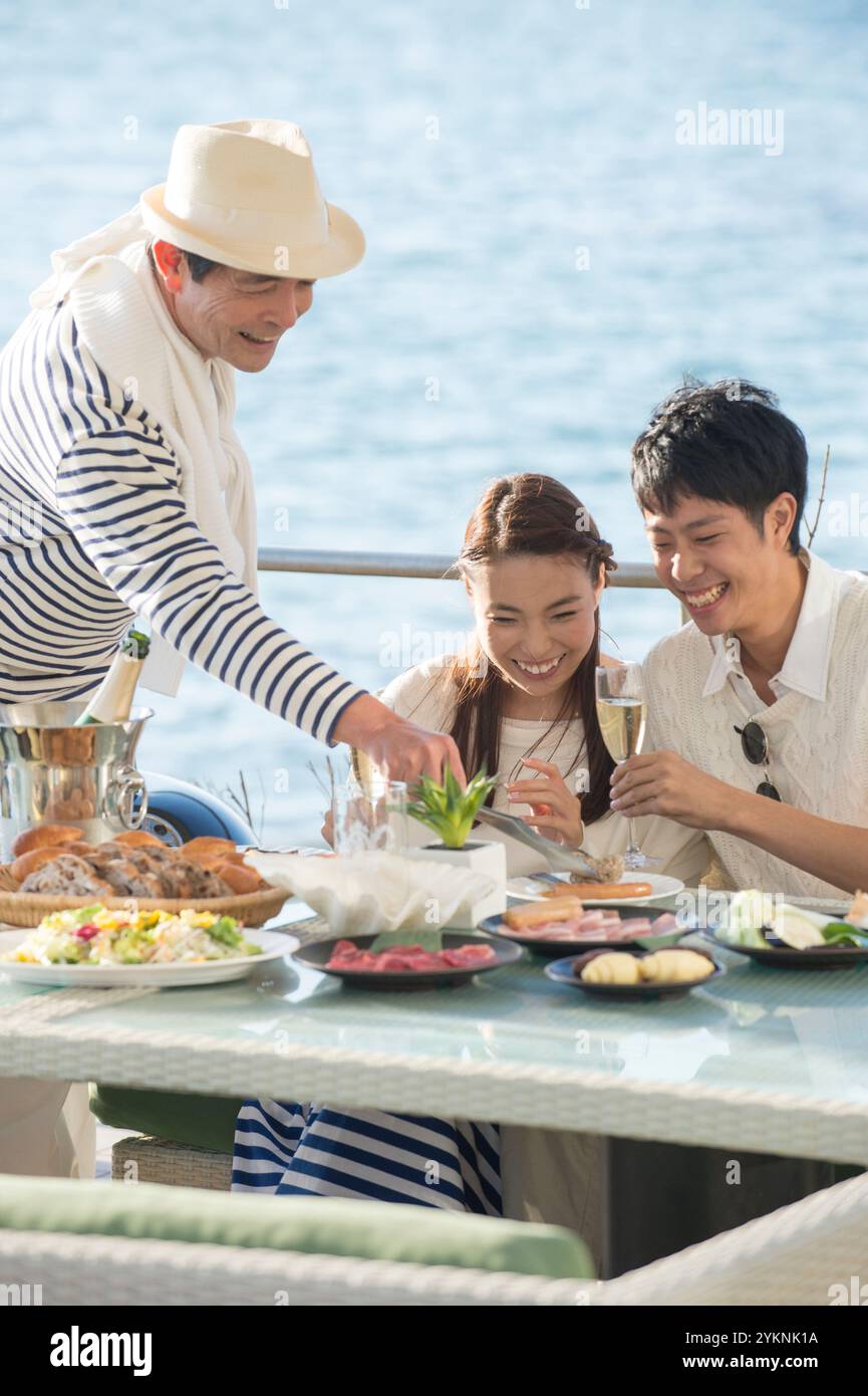 Family eating beach hi-res stock photography and images - Alamy