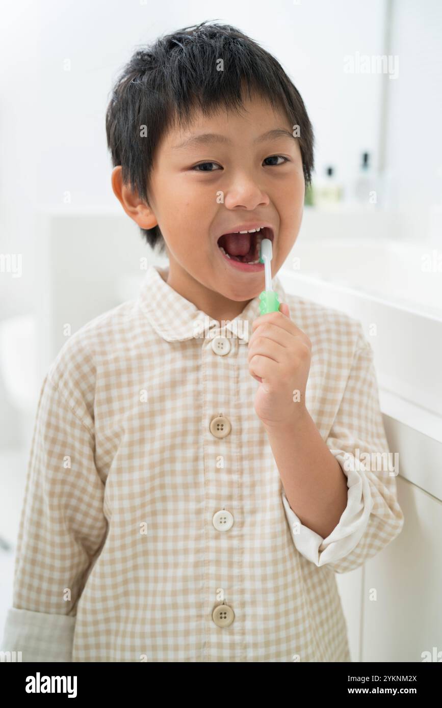 Boy in pyjamas brushing teeth Stock Photo - Alamy