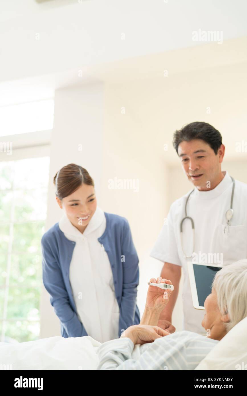 Home-based doctors, nurses and senior female patients Stock Photo - Alamy