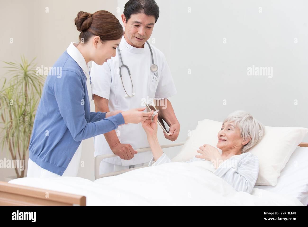 Home-based doctors, nurses and senior female patients Stock Photo - Alamy