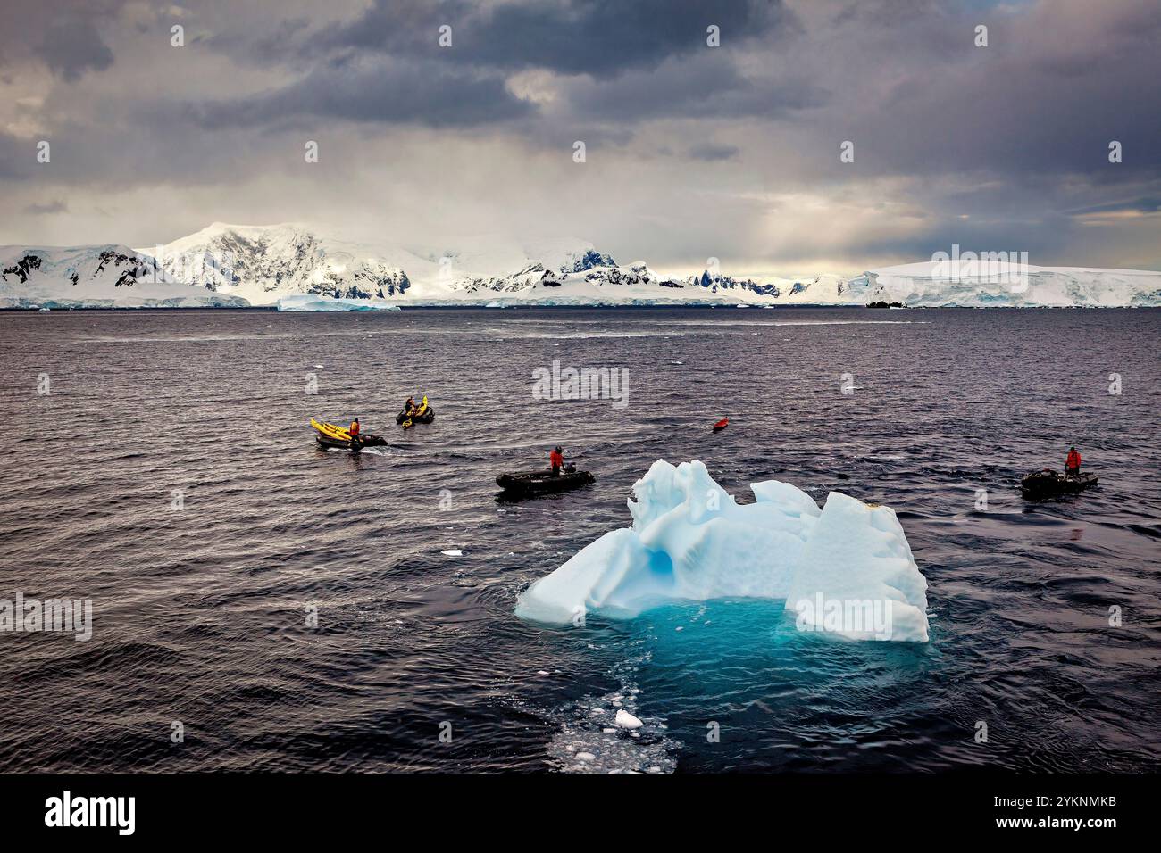 Kayaking icebergs glaciers hi-res stock photography and images - Alamy