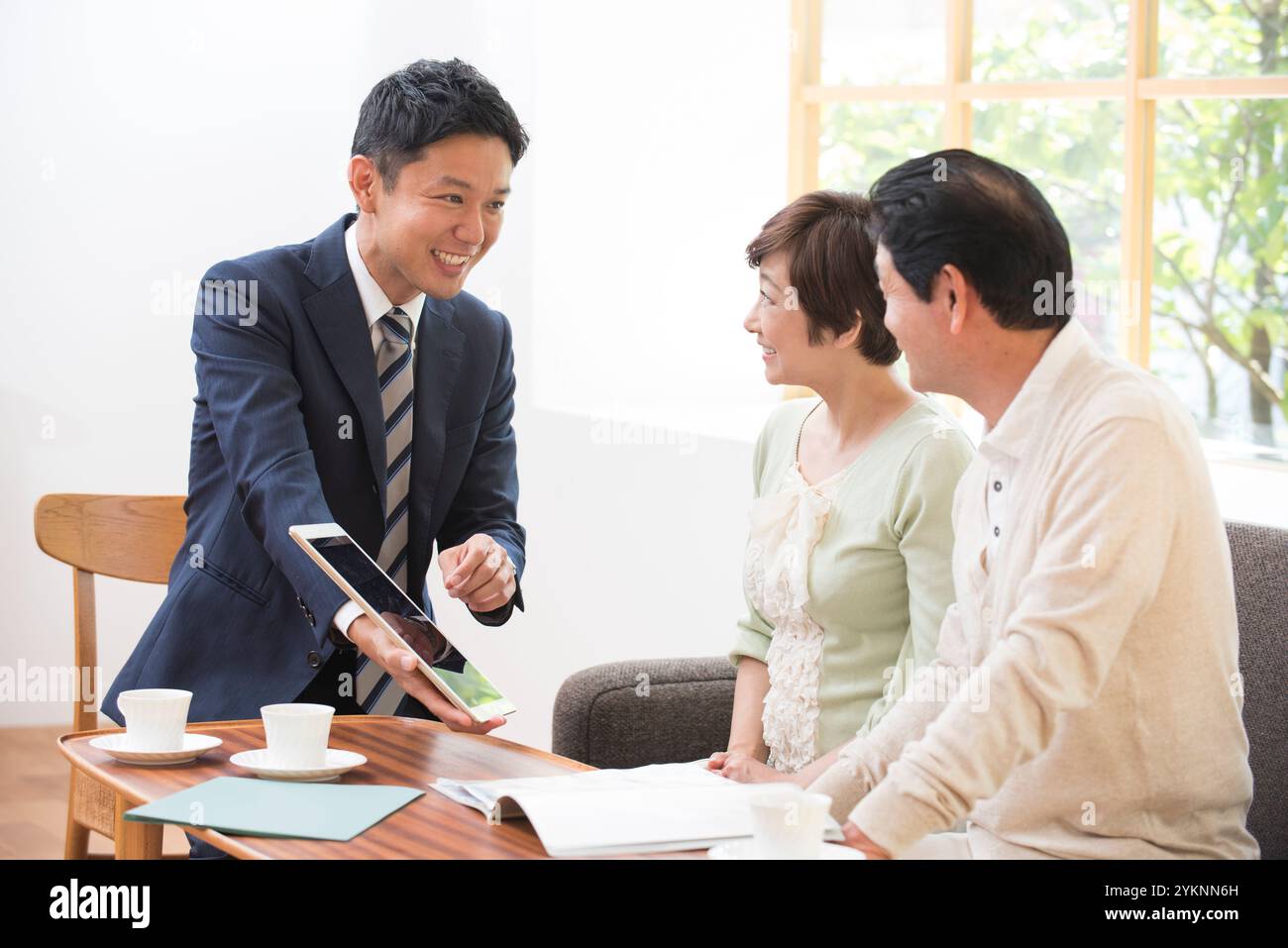 Woman receiving explanation from hi-res stock photography and images - Alamy
