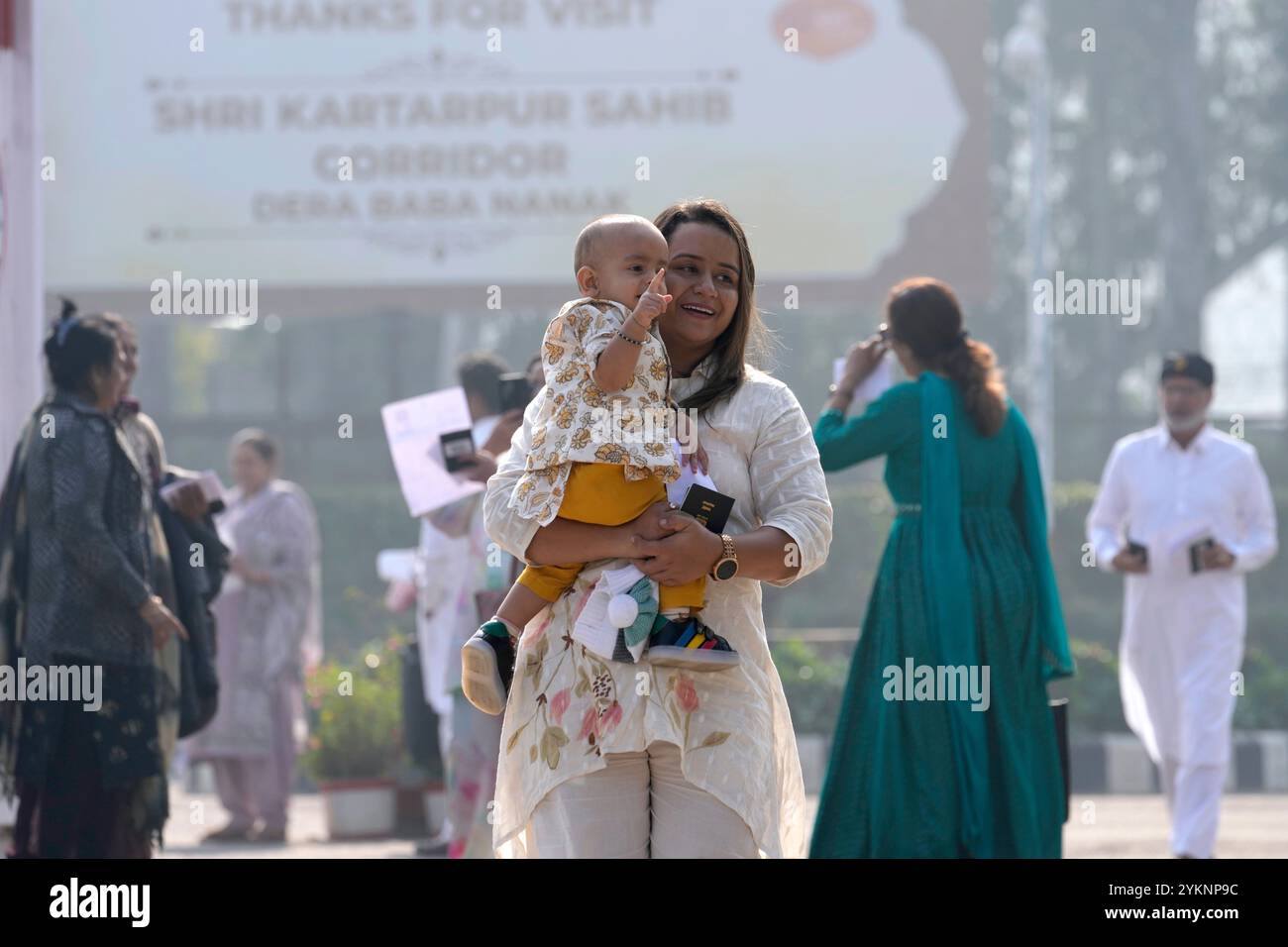 Indian Sikh pilgrims enter into Pakistan through Kartarpur border ...