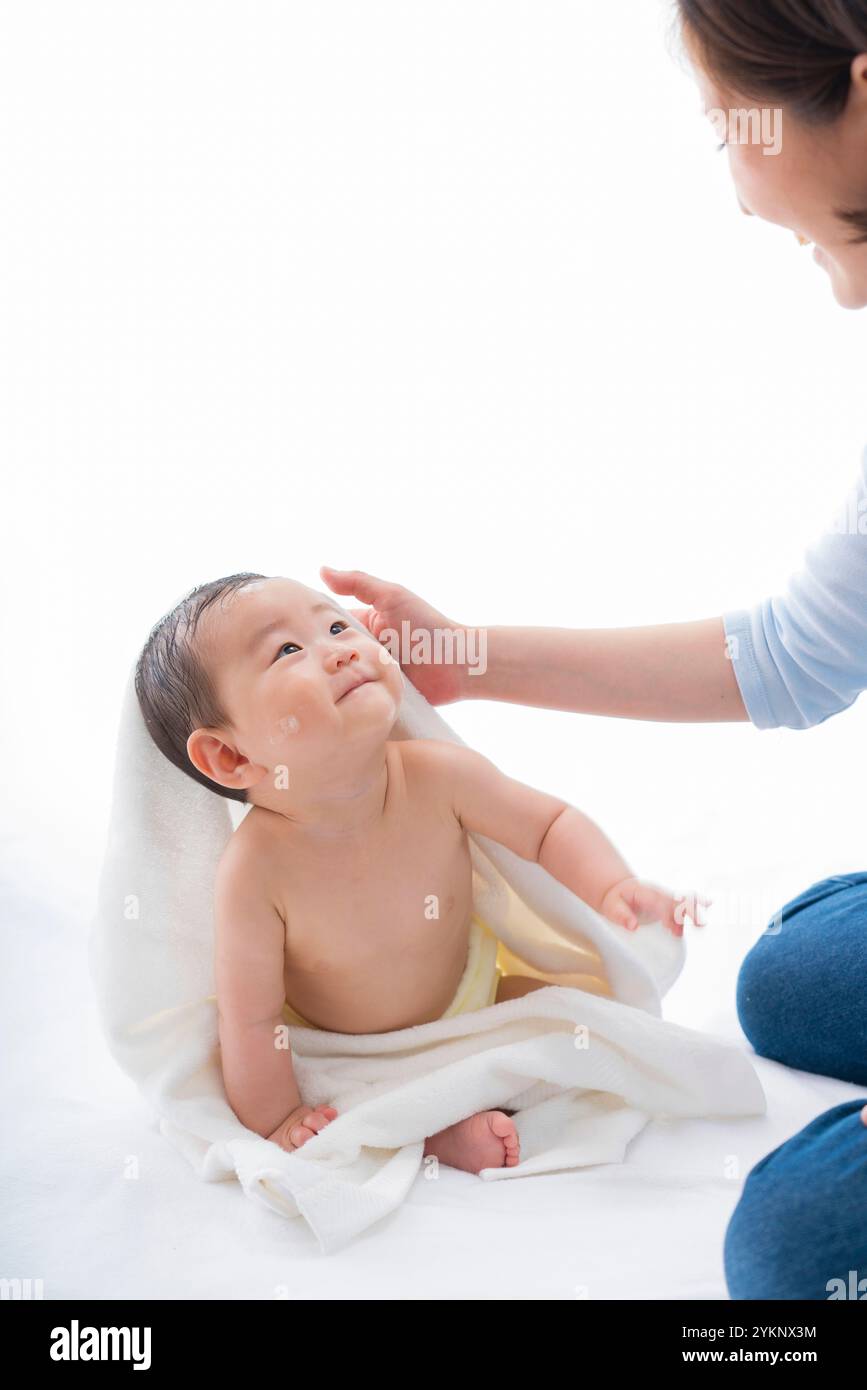 Baby after bath with mummy wiping him with bath towel Stock Photo - Alamy