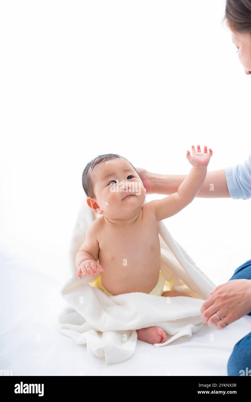 Baby after bath with mummy wiping him with bath towel Stock Photo - Alamy