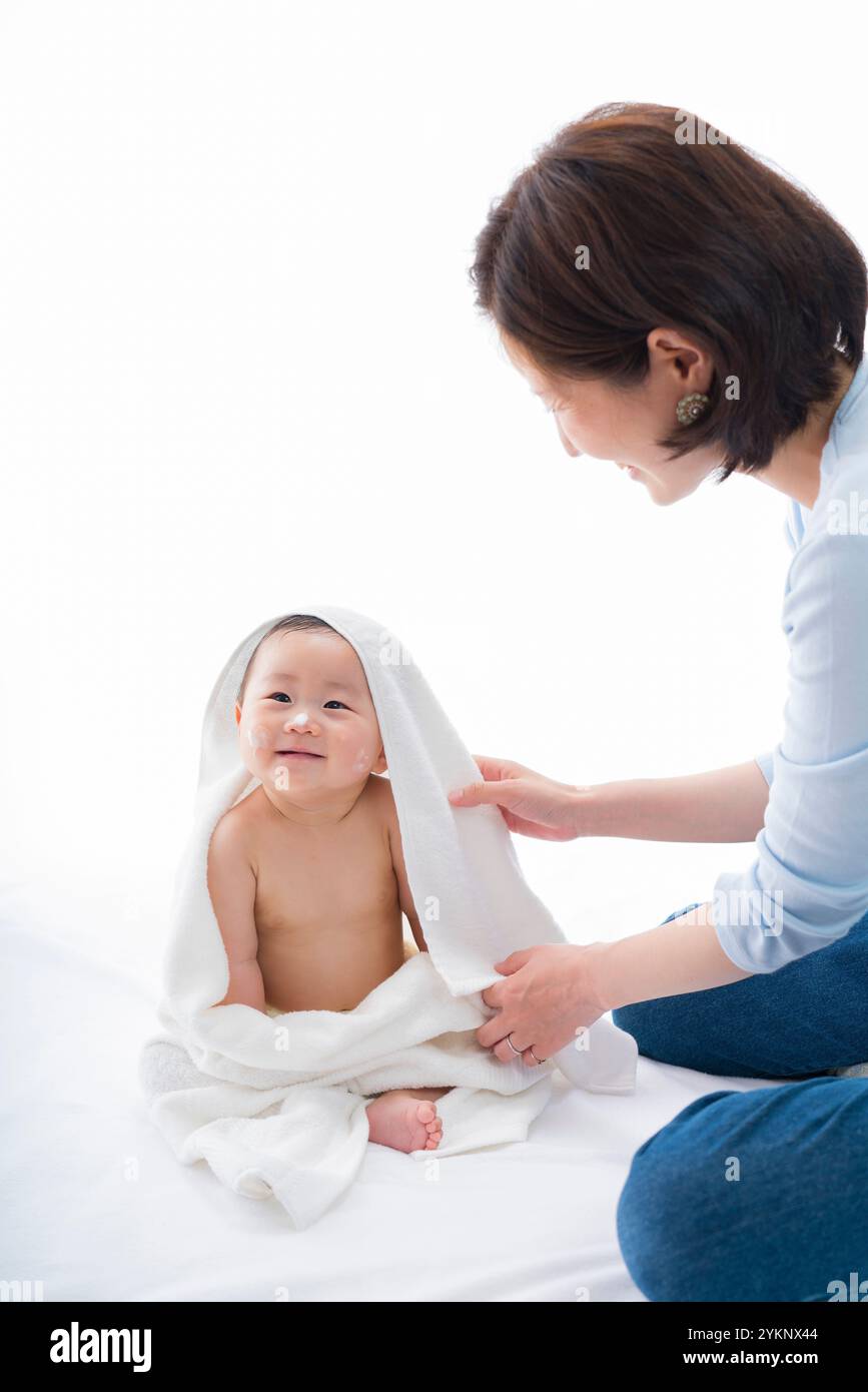 Baby after bath with mummy wiping him with bath towel Stock Photo - Alamy