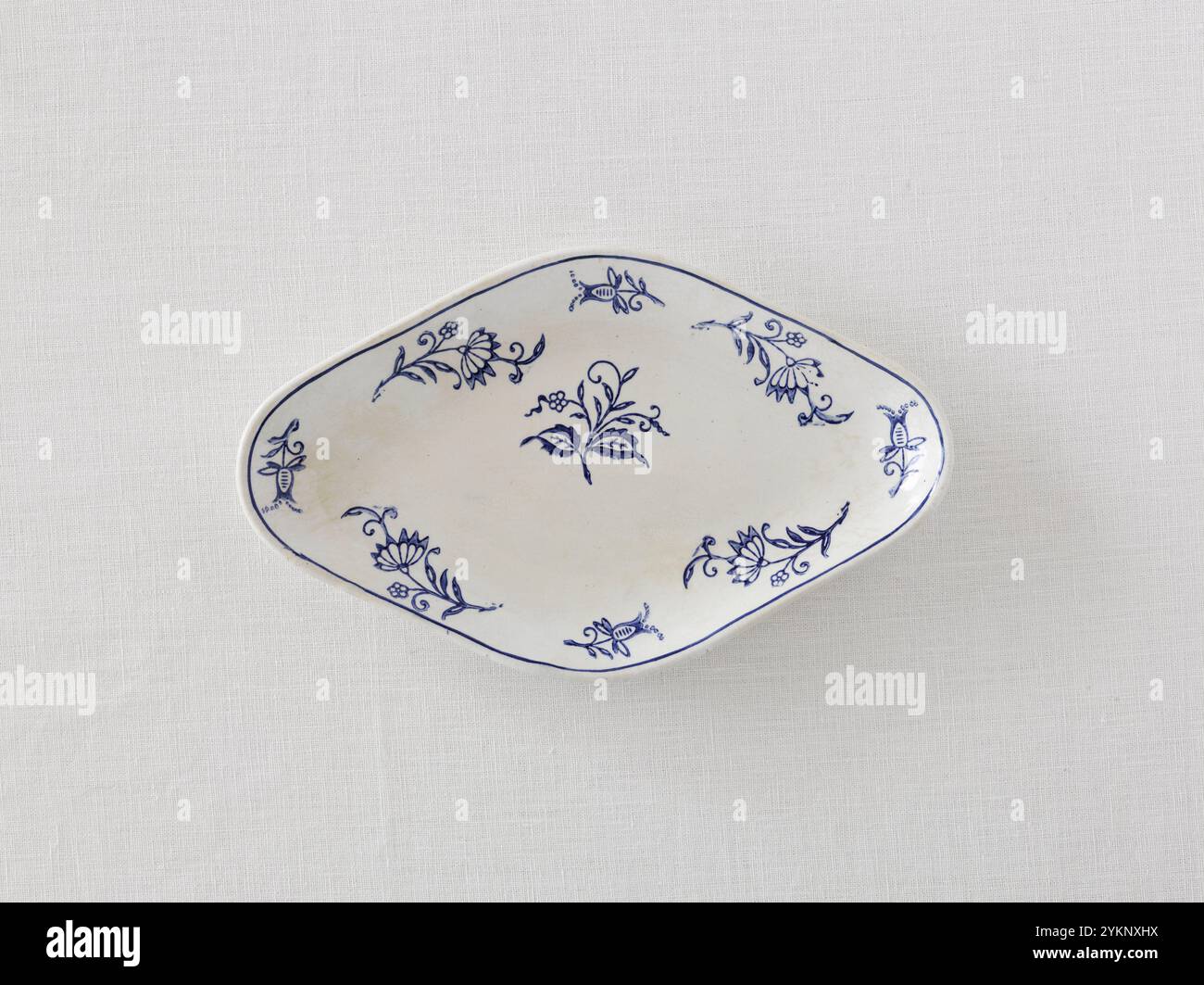 Blue and white floral pattern plate hi-res stock photography and images ...