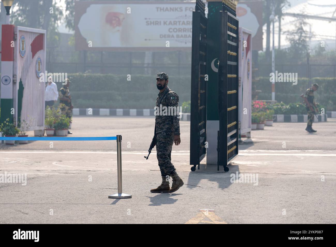 Pakistan's and Indian paramilitary soldiers stand guard on their sides ...