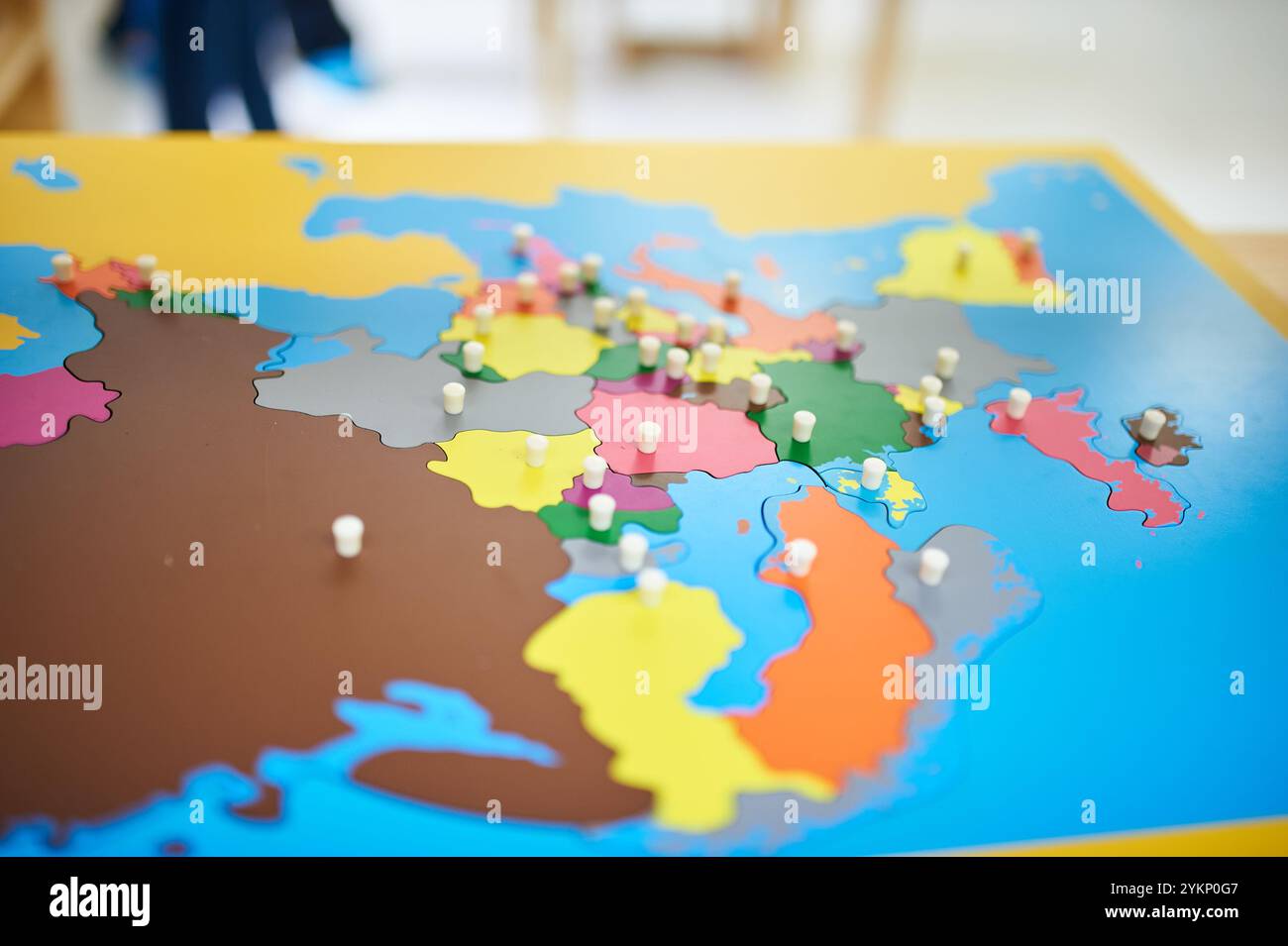 Kids learning world map hi-res stock photography and images - Alamy