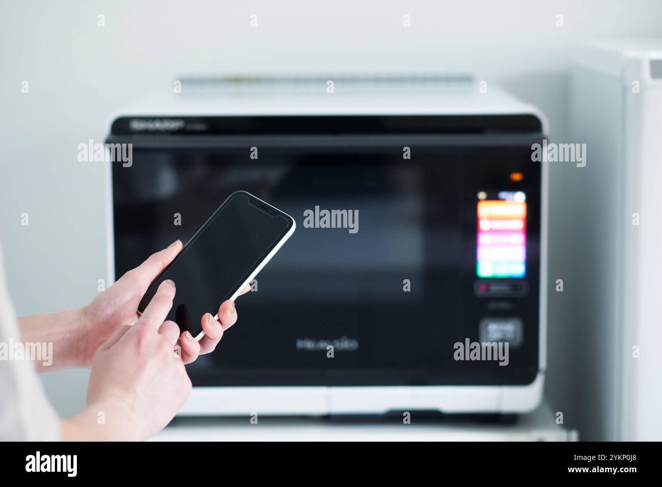Using microwave oven hi-res stock photography and images - Alamy