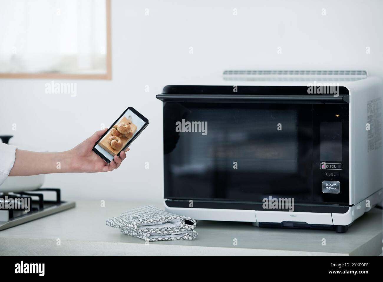 Womens kitchen hi-res stock photography and images - Alamy