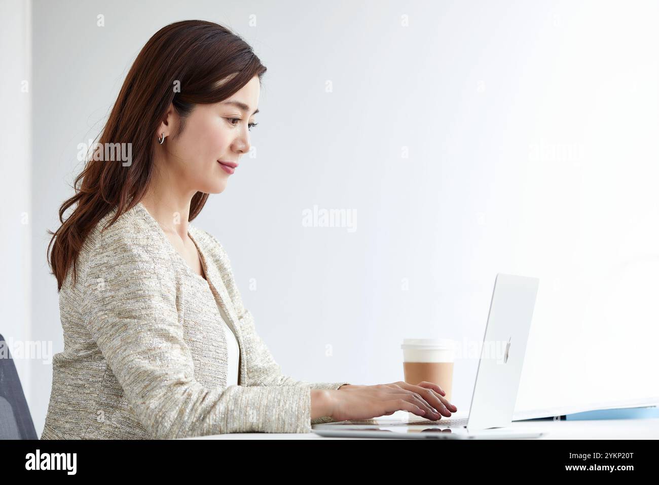 Working woman and laptop Stock Photo - Alamy