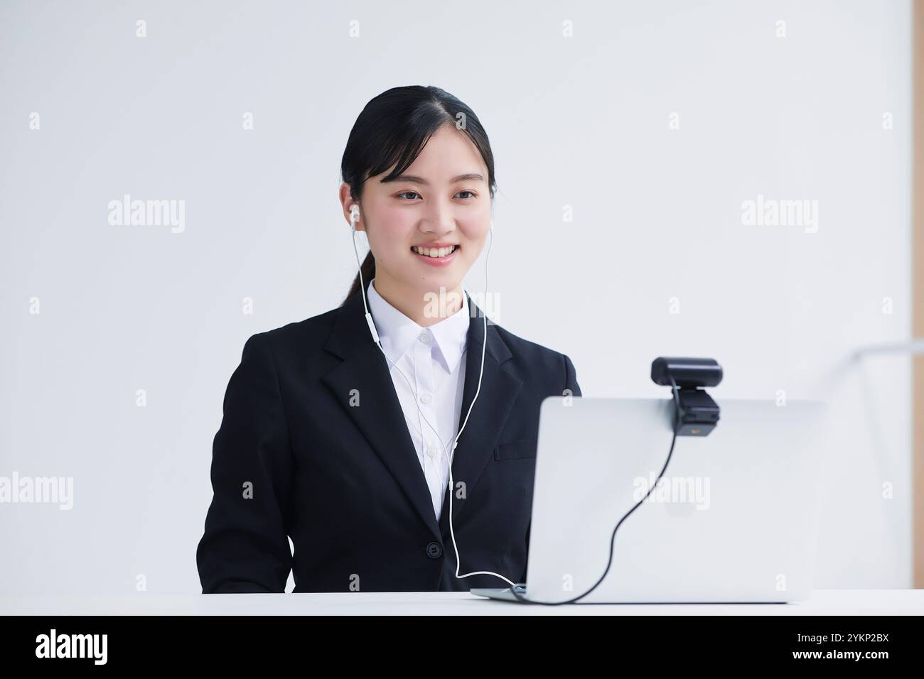 Woman speaking to camera hi-res stock photography and images - Alamy
