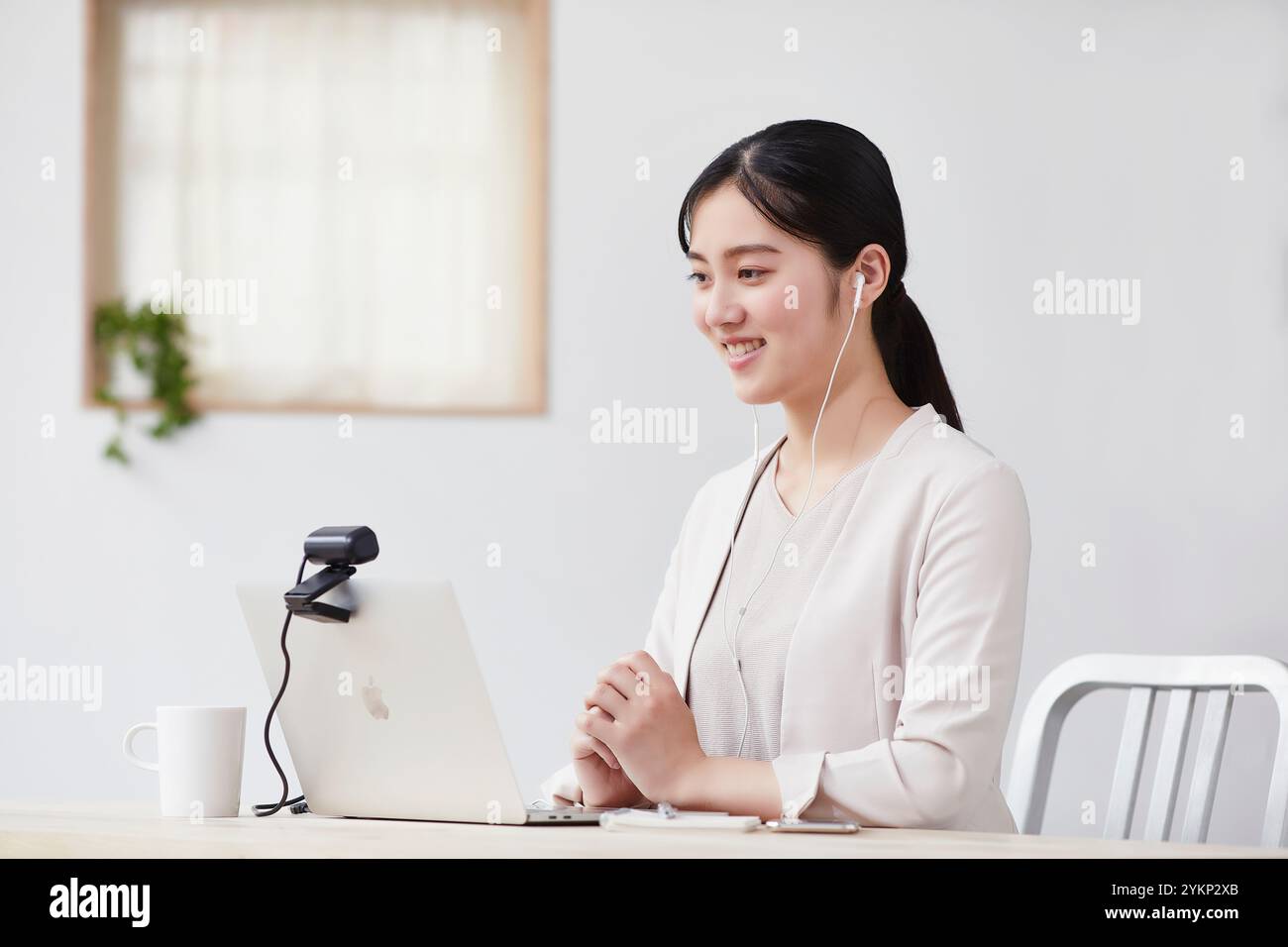 Woman in front of pc at office desk hi-res stock photography and images ...