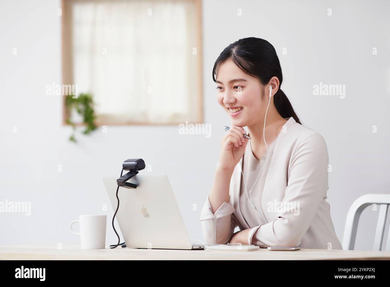 Woman in front of pc at office desk hi-res stock photography and images ...