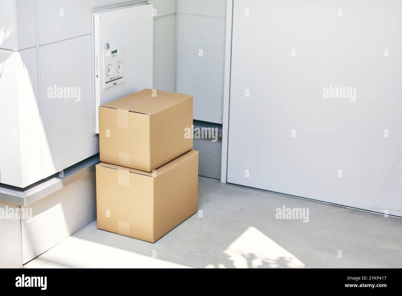 Front door delivery hi-res stock photography and images - Alamy