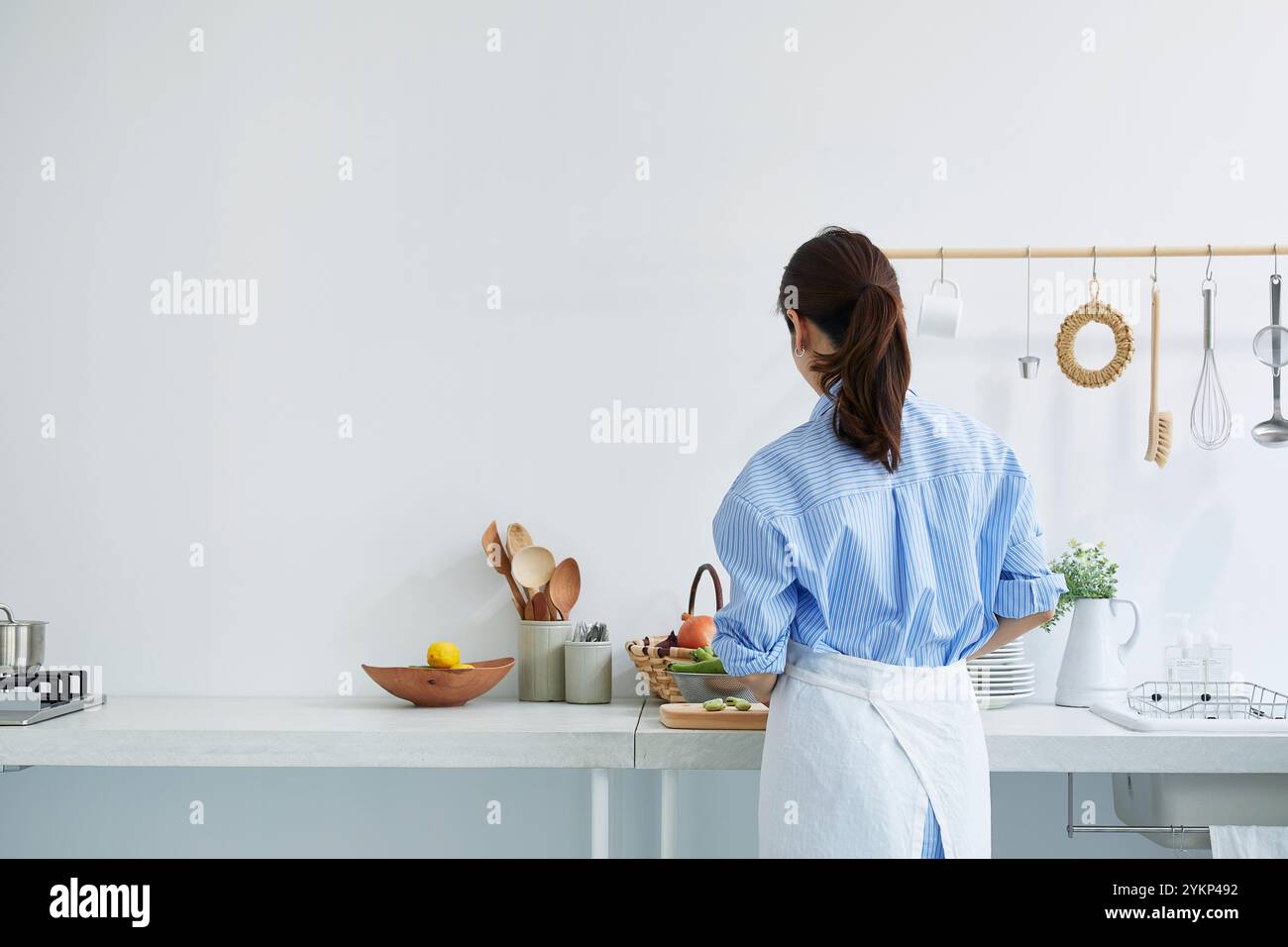 Back view woman cooking in kitchen hi-res stock photography and images ...