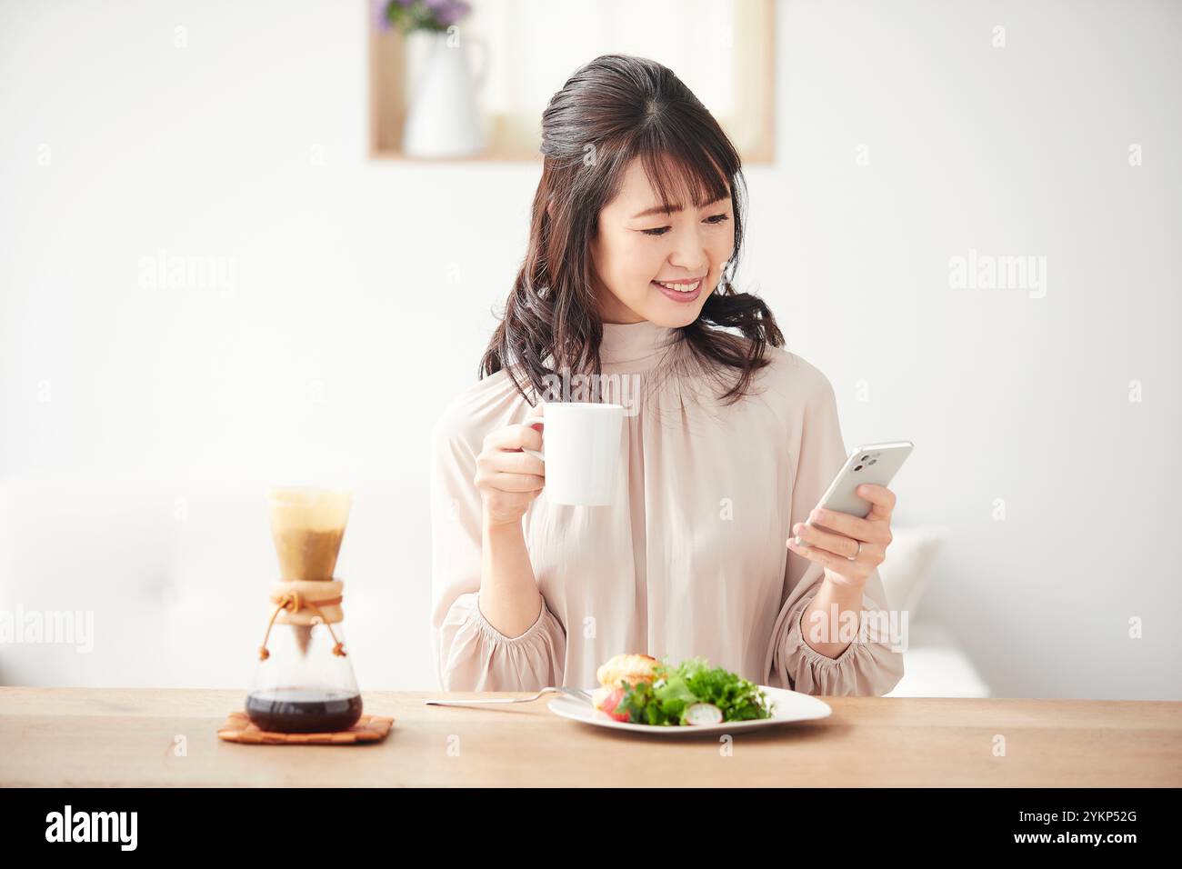 Smartphone dining hi-res stock photography and images - Alamy