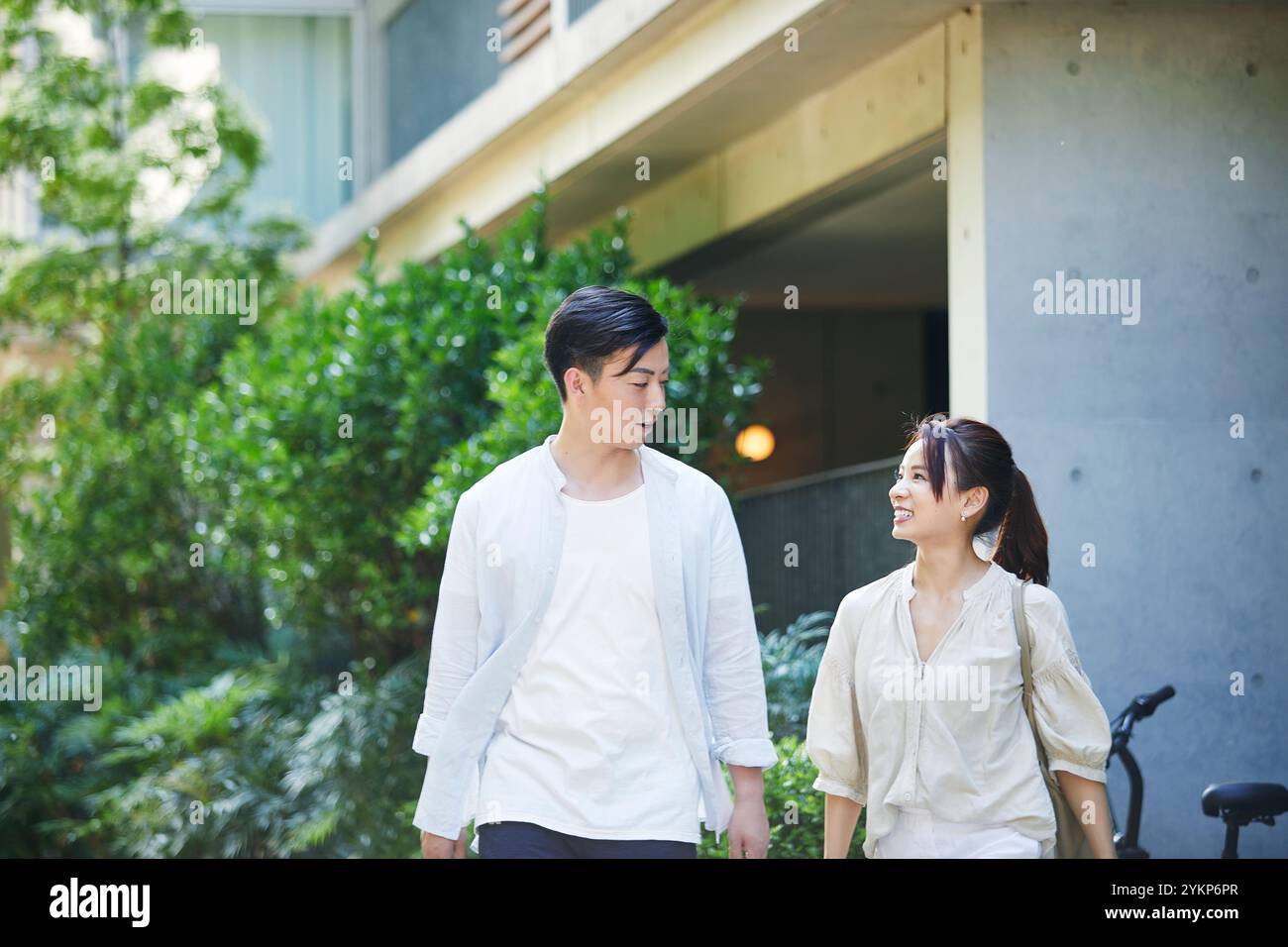 Conversation while walking hi-res stock photography and images - Alamy