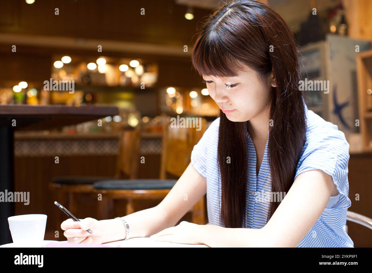 Cafe terrace outdoors hi-res stock photography and images - Alamy