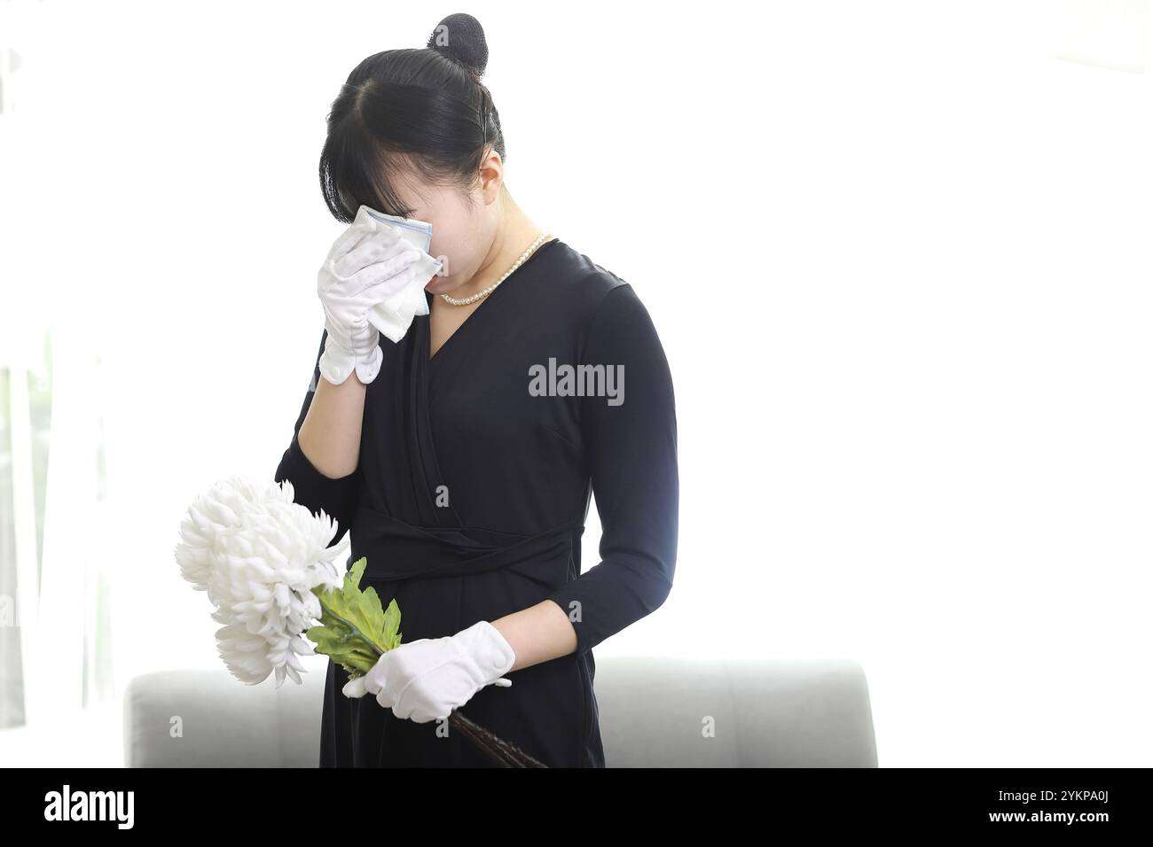 Image of a grieving woman at a funeral Stock Photo - Alamy