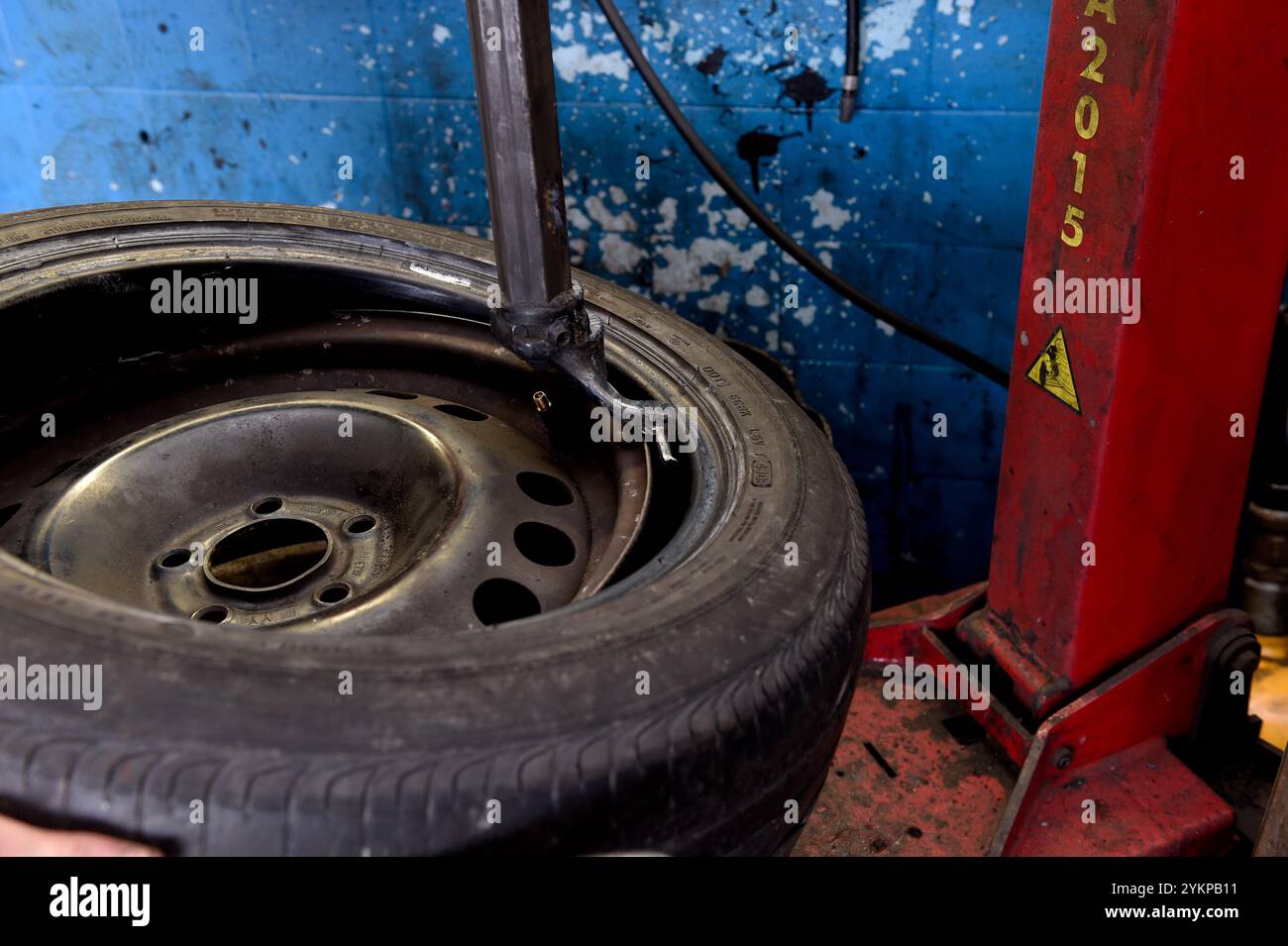 Removing a car tyre Stock Photo - Alamy