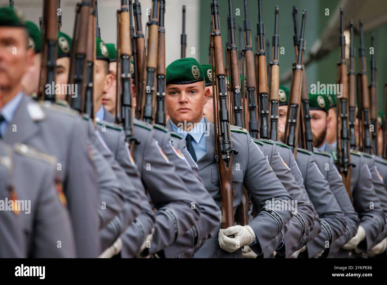Berlin, Deutschland. 04th Nov, 2024. Soldiers from the Bundeswehr Guard ...
