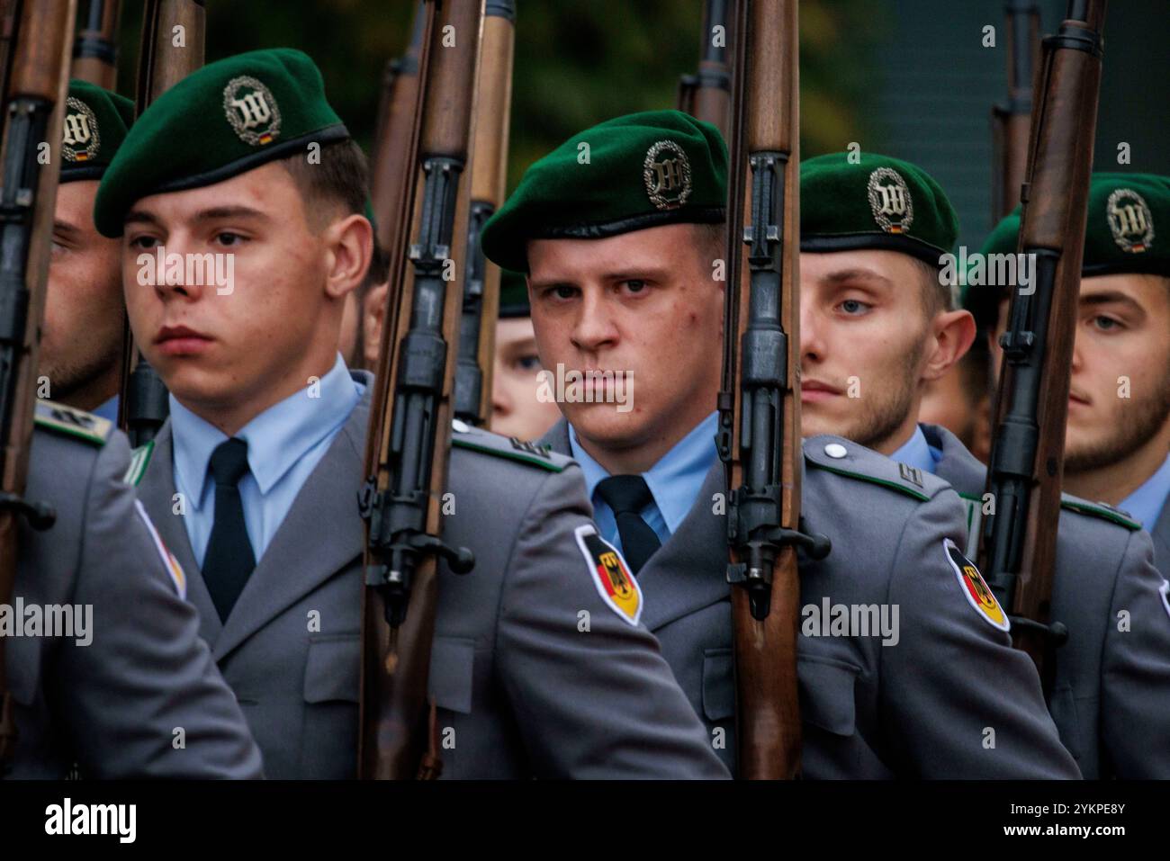 Berlin, Deutschland. 04th Nov, 2024. Soldiers from the Bundeswehr Guard ...