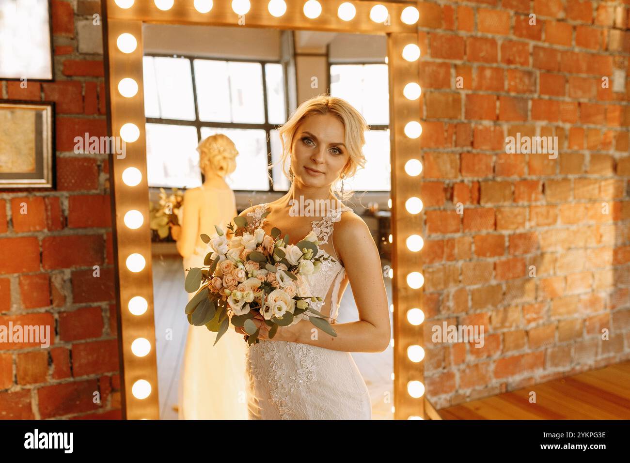 Mirror setting hi-res stock photography and images - Alamy