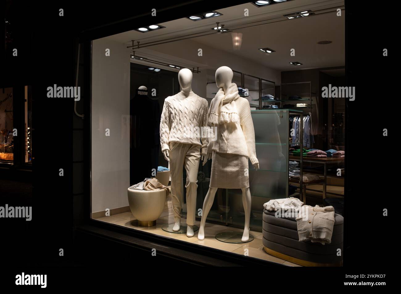 Female and male mannequins in store glass window display dressed casual autumn — winter elegant ...