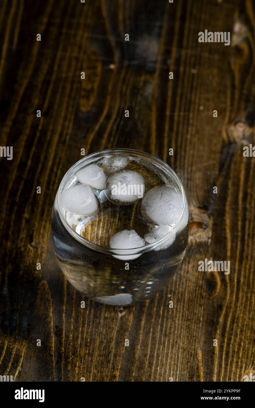 glass with cold sparkling water, cold mineral water with bubbles Stock ...