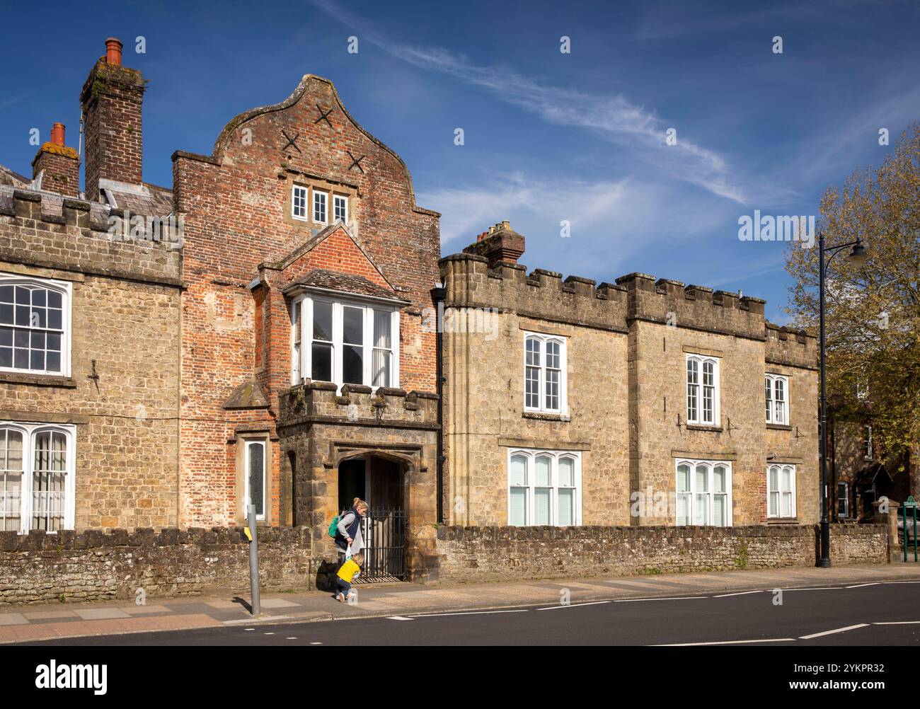 UK, England, West Sussex, Midhurst, North Street, old Grammar School ...
