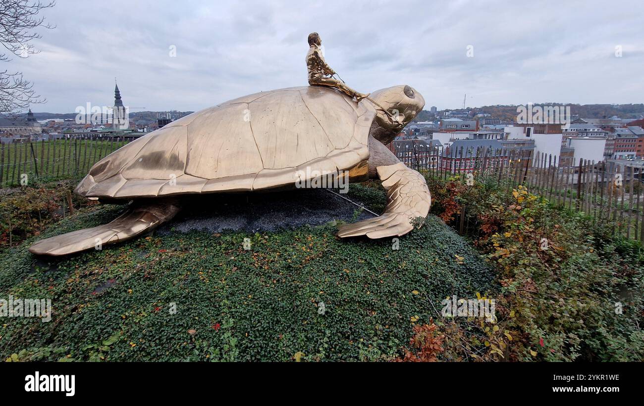 Golden sculpture jan fabre hi-res stock photography and images - Alamy