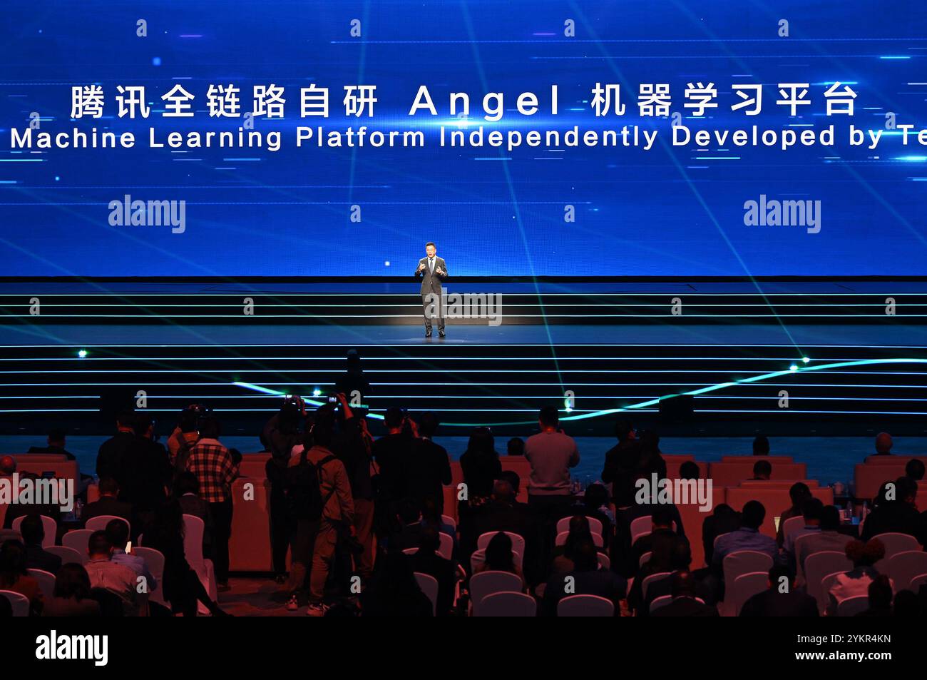 (241119) -- TONGXIANG, Nov. 19, 2024 (Xinhua) -- Angel, a machine ...