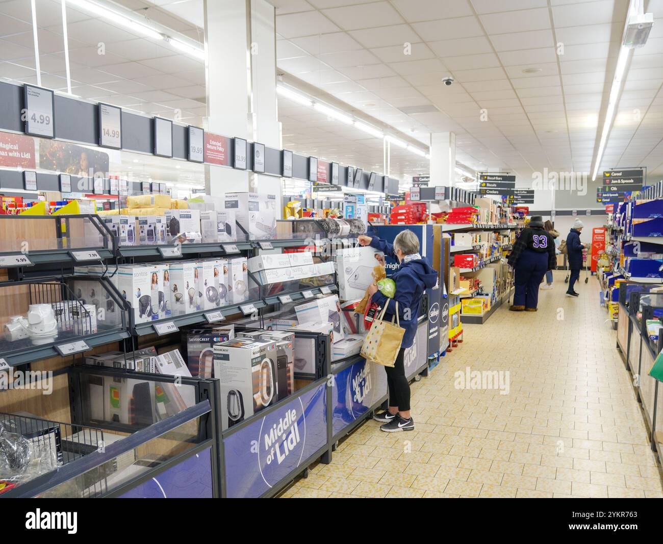 Lidl uk shopping hi-res stock photography and images - Alamy