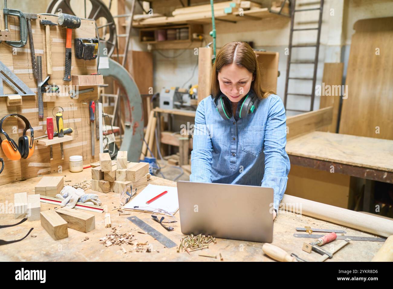 Female craftsman works in hi-res stock photography and images - Alamy